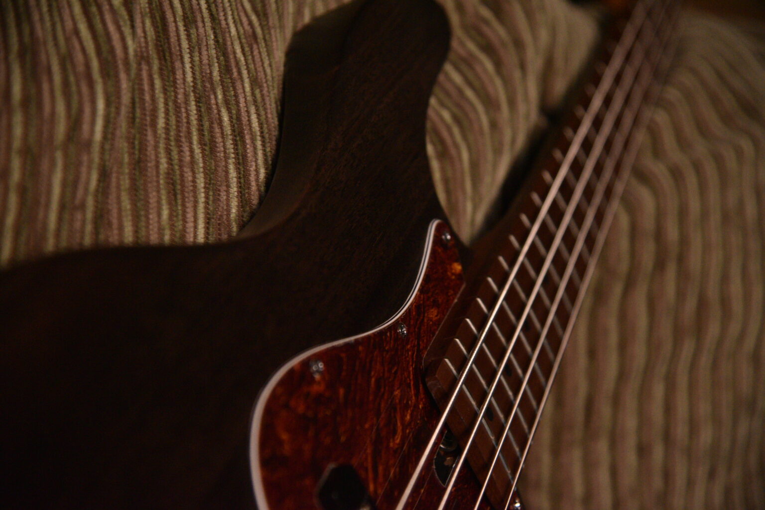 【新カラー追加！】”サテンフィニッシュ”ってどんな手触り？ | Deviser ｜株式会社ディバイザー｜長野県松本市のギターメーカー