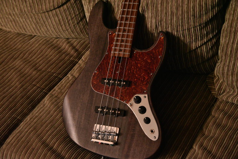 【新カラー追加！】”サテンフィニッシュ”ってどんな手触り？ | Deviser ｜株式会社ディバイザー｜長野県松本市のギターメーカー